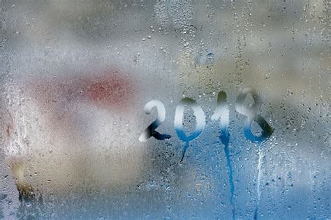 손 유리에 올해의 숫자와 물 방울을 그립니다 결로 및 창 필드의 얕은 깊이에 빗방울이 0명에 대한 스톡 사진 및 기타 이미지 0명 가을 기포 Istock