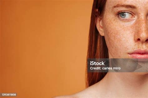 주근깨와 생강 머리를 가진 아름다운 모델의 하프 페이스 뷰티 초상화 여자에 대한 스톡 사진 및 기타 이미지 여자 한 명의 여자만 빨간 머리 Istock