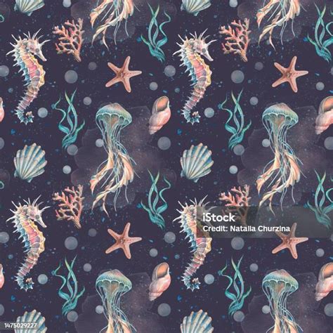 해파리 산호 조개 조류가 어두운 파란색 배경에 있는 해마 수채화 그림입니다 해양 완벽 한 패턴입니다 직물 섬유 벽지 포장 장식 및 해변 디자인 그리기에 대한 스톡 벡터 아트