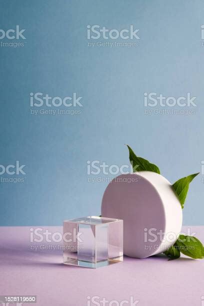 제품을 위한 파란 배경에 잎을 가진 투명한 입방체 연단 유행 진열장 전시회를 위한 모형 상품의 발표 0명에 대한 스톡 사진 및 기타 이미지 Istock