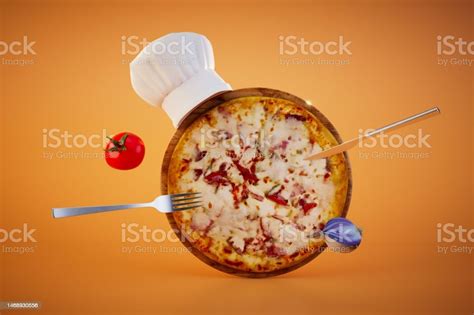 오렌지색 배경에 나이프와 포크가 있는 토마토와 양파가 있는 요리사의 모자에 피자 3d 렌더링 건강하지 못한 생활방식에 대한 스톡 사진 및 기타 이미지 Istock