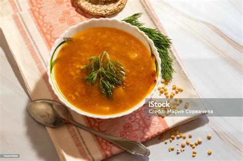 리넨 냅킨에 딜과 롤빵이 있는 채식 완두콩 수프와 밝은 배경 0명에 대한 스톡 사진 및 기타 이미지 0명 냅킨 노랑 Istock