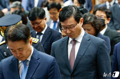 묵념하는 송경호 서울중앙지검장 뉴스1