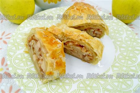 Рулет из слоёного теста с яблоками 10 фото в рецепте