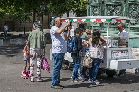 무료 사진 사람 거리도 도시 거리 군중 여자 아이 차량 퍼레이드