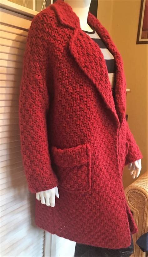 Красное пальто с полосатой рубашкой