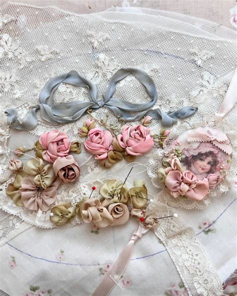 레이첼의 리본자수♡ 염색리본과 나무보빈🎀 𝓕𝓻𝓲𝓭𝓪𝔂~ᵔᴥᵔ 프렌치 나무보빈에 직접 염색한 실크리본을 감아보았어요♡ 너무