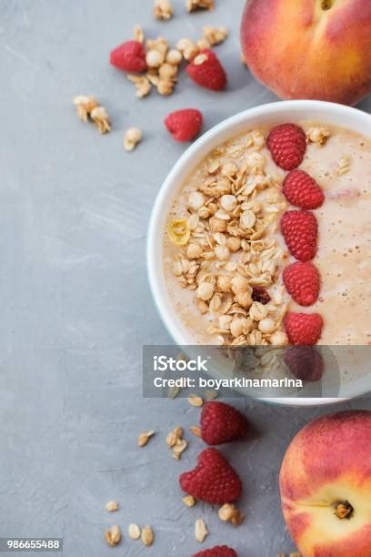 그 라 놀라와 회색 배경에 파란색 그릇에 딸기와 복숭아 스무디 그릇 최고의 볼 수 있습니다 건강 하 고 화려한 아침 0명에 대한 스톡 사진 및 기타 이미지 Istock