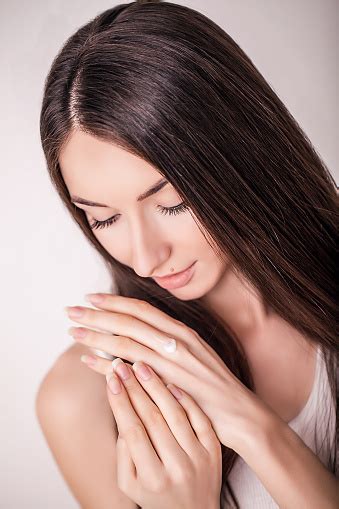 얼굴 치료입니다 뷰티 살롱에서 여자입니다 화장품 크림을 적용합니다 아름 다운 젊은 여자 적용 얼굴 로션입니다 얼굴과 손 들 Scine 깨끗한에 대한 스톡 사진 및 기타