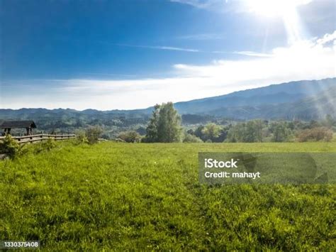 녹색 필드와 극적인 면도날 날카로 한 흐린 하늘과 따뜻한 태양 광선을 가진 아름다운 봄 풍경 0명에 대한 스톡 사진 및 기타 이미지 Istock