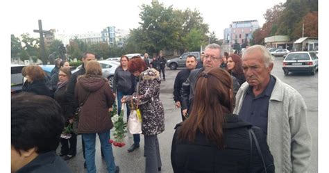 Стотици чакаха с часове на дъжда за да изпратят легендарната директорка на Руската гимназия в