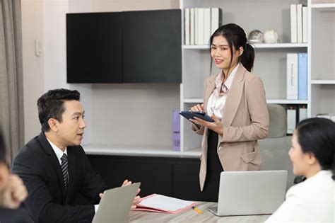 전문 사업가들이 함께 새로운 프로젝트를 진행하고 태블릿 프레젠테이션과 브레인스토밍 아이디어를 사용하고 동료와 사무실 회의 개념에서 함께 일하는 협업 프로세스 25 29세에