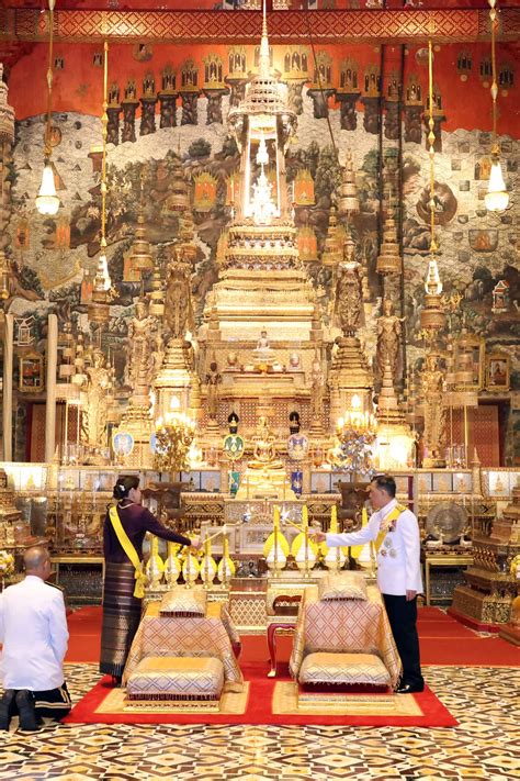 เรารัก วันที่ ๖ เมษายน ๒๕๖๘ เวลา ๑๘ ๑๕ น พระบาทสมเด็จพระเจ้าอยู่หัว และสมเด็จพระนางเจ้า ฯ พระ