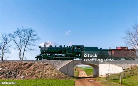복원된 증기 기관차와 작은 다리 위를 달리는 승무원의 측면 모습 0명에 대한 스톡 사진 및 기타 이미지 0명 강철 객차 Istock
