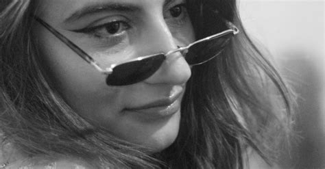 실내 나타내는 눈 도시의 매끄러운 머리 미니멀리스트 미소 짓는 블랙 앤 화이트 선글라스 소프트 포커스