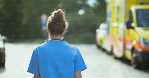 코비드 19 팬데믹 구급차 산책 근처에서 밖에서 문지르는 의사 뒤에서 본 여성 사진 Unsplash의 체코 이미지