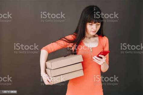 회색 배경에 스튜디오에서 피자 상자를 가진 배달 소녀 온라인 주문 수락 전화에 대한 스톡 사진 및 기타 이미지 전화 쥠 피자 Istock