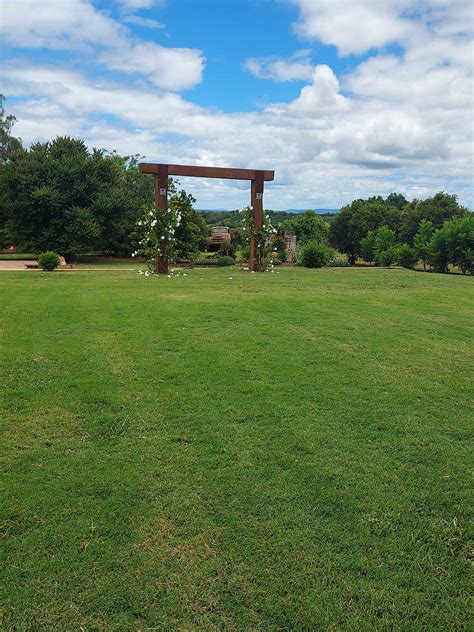 Restaurant Rusty Gate Grove Winery Bar