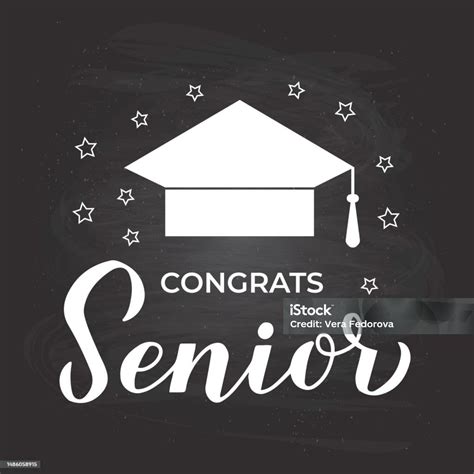 칠판 배경에 졸업 모자가 있는 시니어 레터링을 축하합니다 타이포그래피 포스터 졸업생 축하합니다 인사말 카드 배너 레이블 등을 위한 벡터 템플릿 검은색에 대한 스톡 벡터 아트