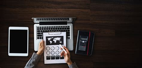 사무용품이 있는 현대적인 사무실 책상에 스마트폰 태블릿 노트북을 들고 있는 비즈니스 작업자의 자른 샷 Brand Name Smart Phone에 대한 스톡 사진 및 기타