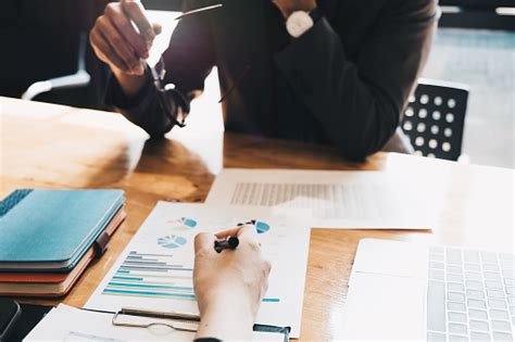 파트너와 협력 하 여 랩톱 컴퓨터와 마케팅 계획을 분석 하는 비즈니스 인력 브레인 스토밍 및 토론 프로젝트를 회의 팀워크