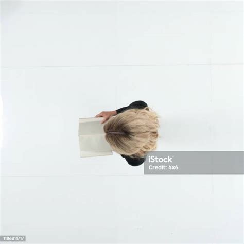 2029세의 성인 미모긴 머리긴 머리 코 카 서 스 여성젊은 여성 사업가비즈니스 사람관리자학생대학생 앞에 서 있는 1 인전체 길이 20 24세에 대한 스톡 사진 및 기타