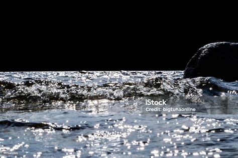 큰 바람 파도 바위에 튀는입니다 검은 배경에 고립 된 호수에서 웨이브 시작 파도가 돌 해변에는 스프레이 형성 물 튀긴 다 물 표면 텍스처 0명에 대한 스톡 사진 및 기타