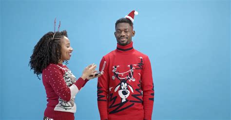 간단한 배경 개인 관리 걷고 있는 겨울 계절 곱슬머리 기쁨 남자 니트 스웨터 다채로운 단란함 메이크업 메이크업 브러쉬 메이크업 응용 미소 짓는