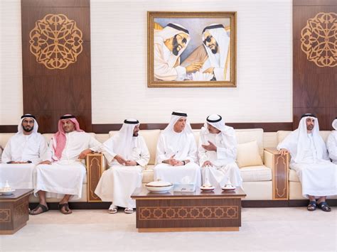 سعود بن صقر يقدم واجب العزاء في وفاة الشيخة ناعمة بنت خالد القاسمي