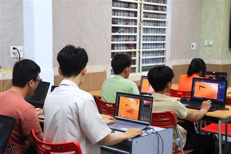 CẬN CẢNH LỚP HỌC GRAPHIC DESIGN CHUYÊN NGHIỆP GD IDESIGN IDesign