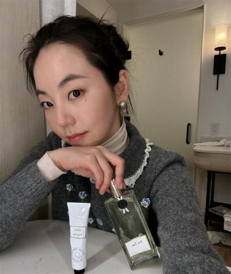 러블리한 데이트룩으로 추천되는 여자 패션 브랜드 슈슈통 꽃카라 회색 여성 니트 가디건 코디 정보 W 소희 네이버 블로그