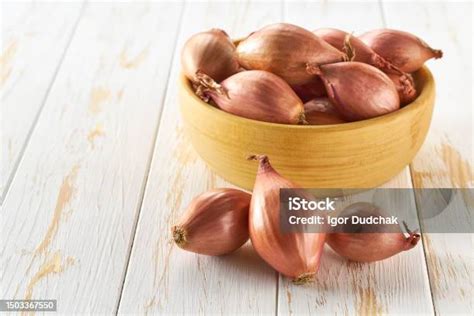 하얀 테이블 위의 나무 그릇에 양파 샬롯 텍스트 공간을 복사합니다 갈색에 대한 스톡 사진 및 기타 이미지 갈색 건강한 생활방식 건강한 식생활 Istock