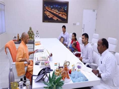 Assured Of Help Now You Will Get An Injection Of 16 Crores अनमय के परिवार से मिले Cm योगी