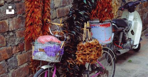 벽돌 벽 옆에 주차된 물건으로 가득 찬 바구니가 있는 자전거 사진 Unsplash의 무료 거리 이미지