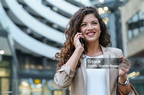 자신감 넘치는 젊은 백인 사업가 도시 풍경 야외에서 스마트폰을 사용하면서 웃고 있는 모습 30 34세에 대한 스톡 사진 및 기타 이미지 30 34세 Brand Name