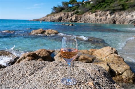 프로방스에서 여름 시간 모래 해변에 차가운 장미 와인 유리와 생 트로페 근처 푸른 바다 바르 부서 프랑스 0명에 대한 스톡 사진 및 기타 이미지 Istock