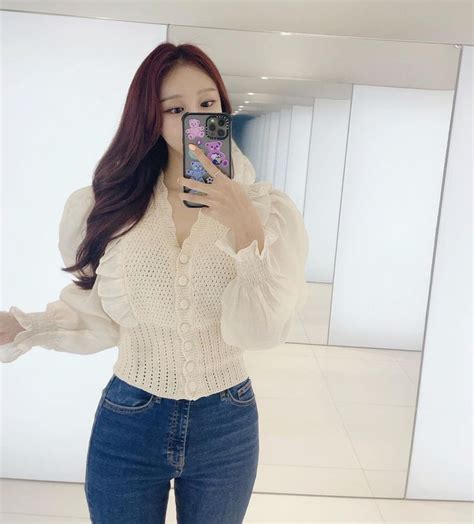 여성 청바지에 있는 핀 여자 셔츠 패션 스타일 여성 청바지