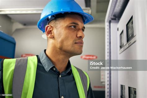 검사 품질 보증 및 에너지를 위해 제어실에 있는 사람과 함께 전기 기술자 엔지니어링 및 기술자 전기 안전 및 산업 유지 보수 체크 및 전원 박스를 위한 핸디맨 25 29세에