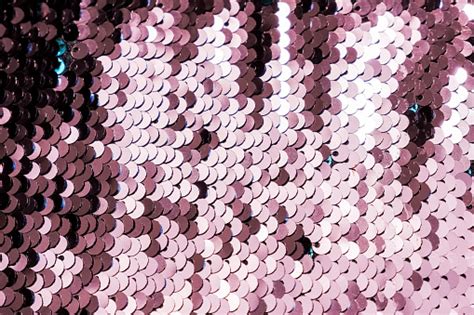 패브릭 핑크 비즈 스팽글 또는 구슬에 스팽글 배경 핑크 구슬입니다 구슬 공장 깜박이는 조명휴일 추상 반짝이 배경 패션 패브릭컬러 진주 장식 조각의 질감 패션에 대한 스톡