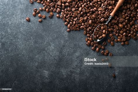 커피 원두 배경 어두운 검은 돌 배경에 볶은 커피 원두 상단 보기 커피 개념 모의 0명에 대한 스톡 사진 및 기타 이미지 0명 가루로 빻은 갈색 Istock