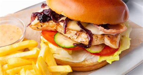 흰 배경 패스트 푸드 위에 감자와 소스를 곁들인 맛있는 맛있는 햄버거 사진 0명에 대한 스톡 사진 및 기타 이미지 0명