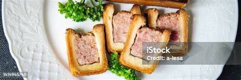 Pate Croute 고기 반죽 돼지 고기 또는 쇠고기 치킨 프랑스 음식 식사 스낵 테이블 복사 공간 음식 배경 파테에 대한 스톡 사진 및 기타 이미지 Istock