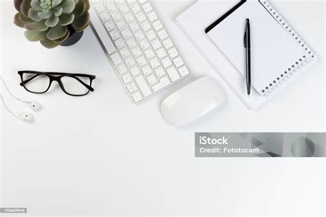 트렌디한 화이트 사무실 책상 키보드 흰색 이어폰 및 사무 용품의 상위 뷰 플랫 레이에 대한 스톡 사진 및 기타 이미지 플랫