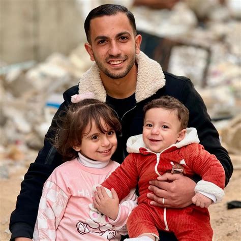 Wie Is Journalist Anas Al Sharif — Plant Een Olijfboom