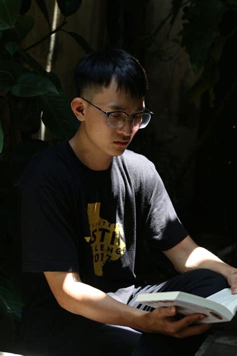개인적 성장 검은 머리 검은색 셔츠 고독 고요한 공부하다 교육 남자 남쪽 아시아 독서 책 독서하는 레저 묵상 문학 미니멀리스트 안경 앉아 있는
