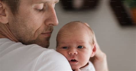 갓 태어난 아들을 집에서 안고 있는 아버지 사진 Unsplash의 신생아 이미지