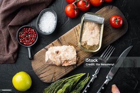 통조림 와일드 핑크 연어 나무 커팅 보드에 허브와 재료와 검은 배경에 상단보기 플랫 누워 0명에 대한 스톡 사진 및 기타 이미지 Istock