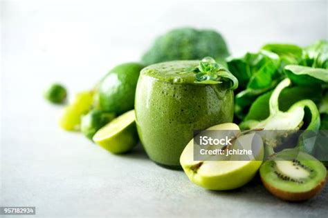 녹색 건강 스무디 양배추 잎 라임 사과 키 위 포도 바나나 아보카도 양상추와 유리 공간에 복사 합니다 원시 채식주의 채식 알칼리 성 식품 개념 0명에 대한 스톡 사진 및