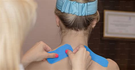 어깨에 파란색과 분홍색 키네시오 테라피 테이프를 착용한 젊은 여성 사진 사진 Unsplash의 간질 이미지