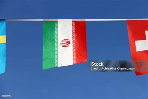 삼 색 녹색 백색과 빨강 색상 흰색 밴드와 밧줄 헝겊에 매달려 각 밴드에 흰색 Kufic 스크립트에서 11 번을 작성 하는 Takbir에 레드 센터에서 국가의 상징 이란의